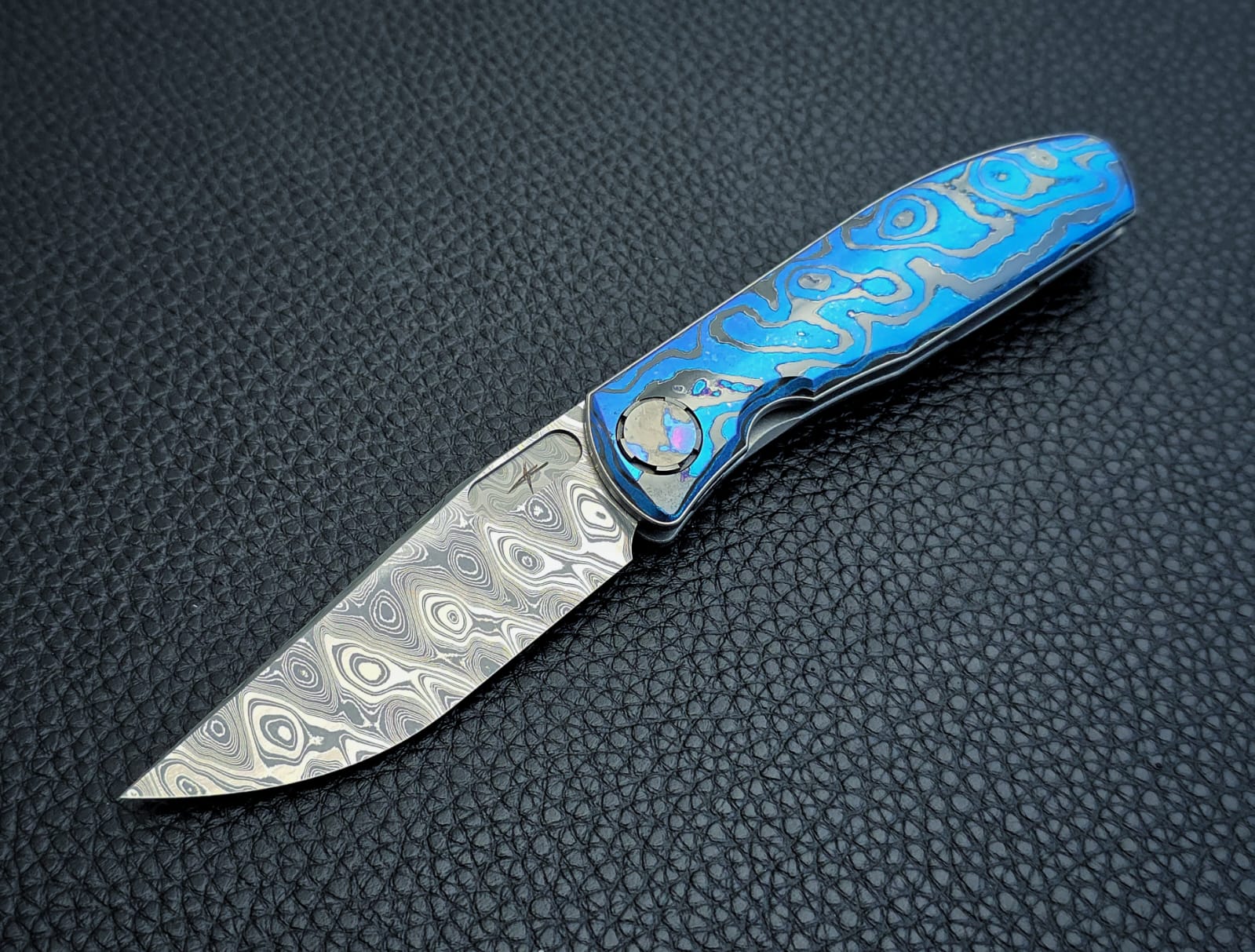 Ken Xyro – Bull Knives